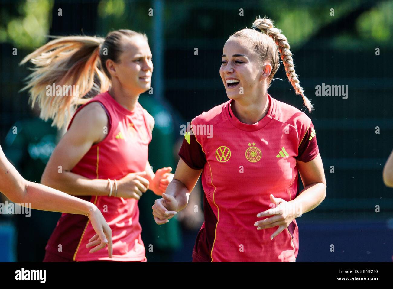 Giulia Gwinn (Deutschland, 7) lachend im Warm Up UEFA Women?s Euro 2025 ...
