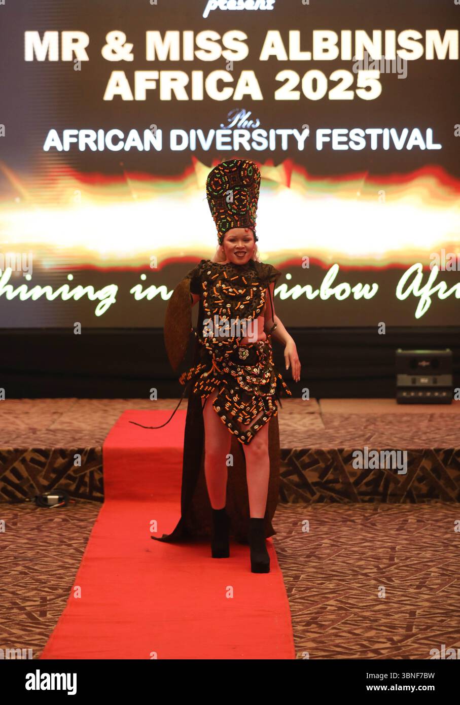 (250702) -- HARARE, July 2, 2025 (Xinhua) -- A contestant displays ...