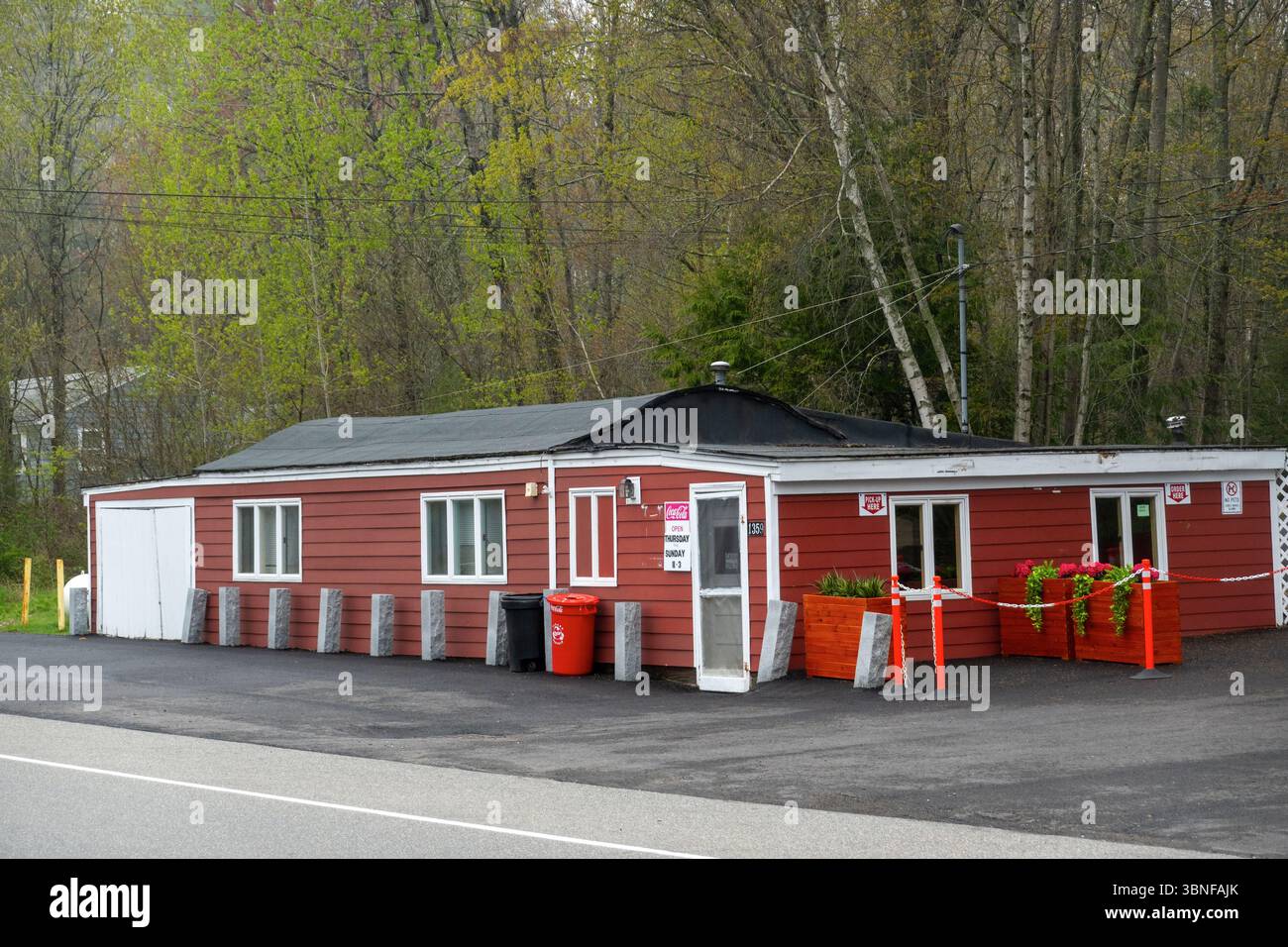 Flo's steamed hot dogs restaurant on route 1 in Cape Neddick Maine ...