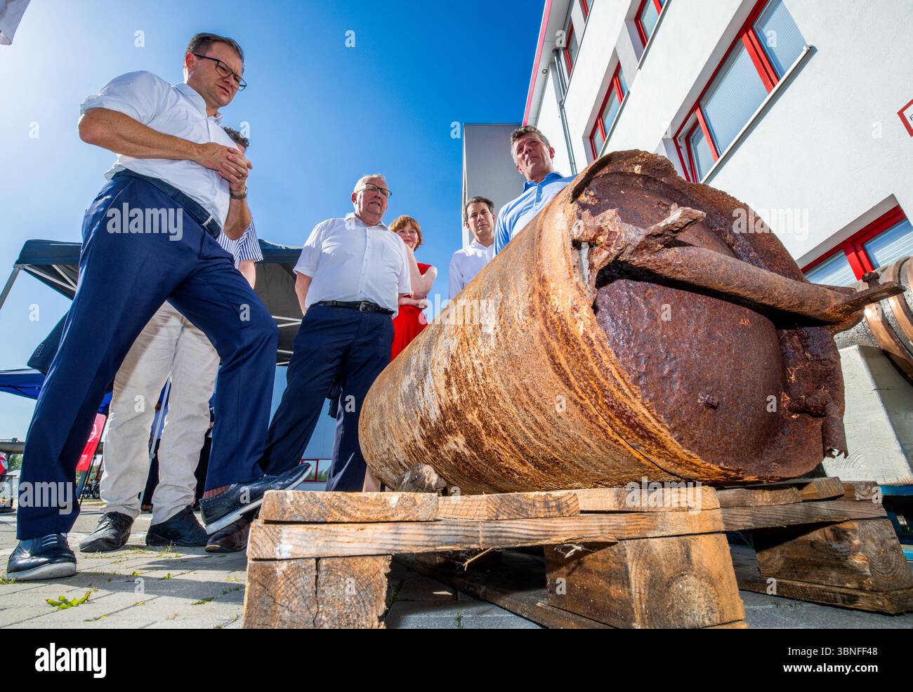 Rostock, Germany. 02nd July, 2025. Carsten Schneider (l, SPD), Federal ...