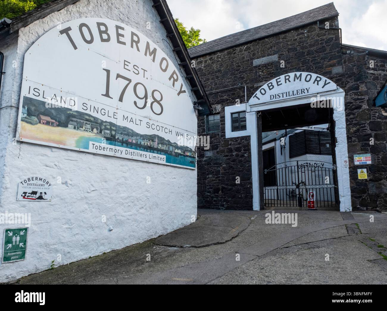 Tobermory whisky distillery, Tobermory, Isle of Mull, Scotland Stock ...