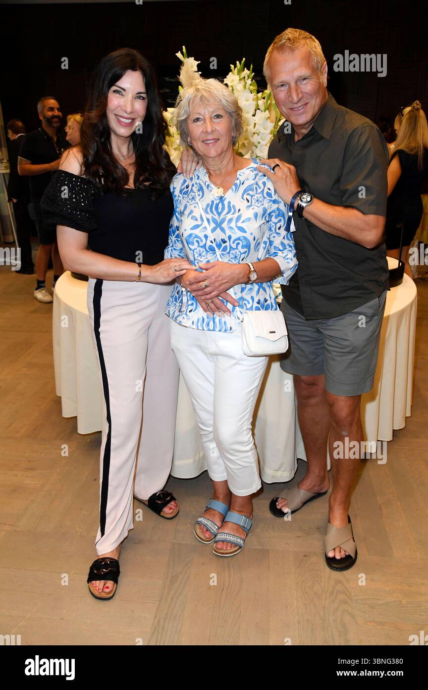 Alexandra Polzin mit Mutter Regina Polzin und Ehemann Gerhard Leinauer ...