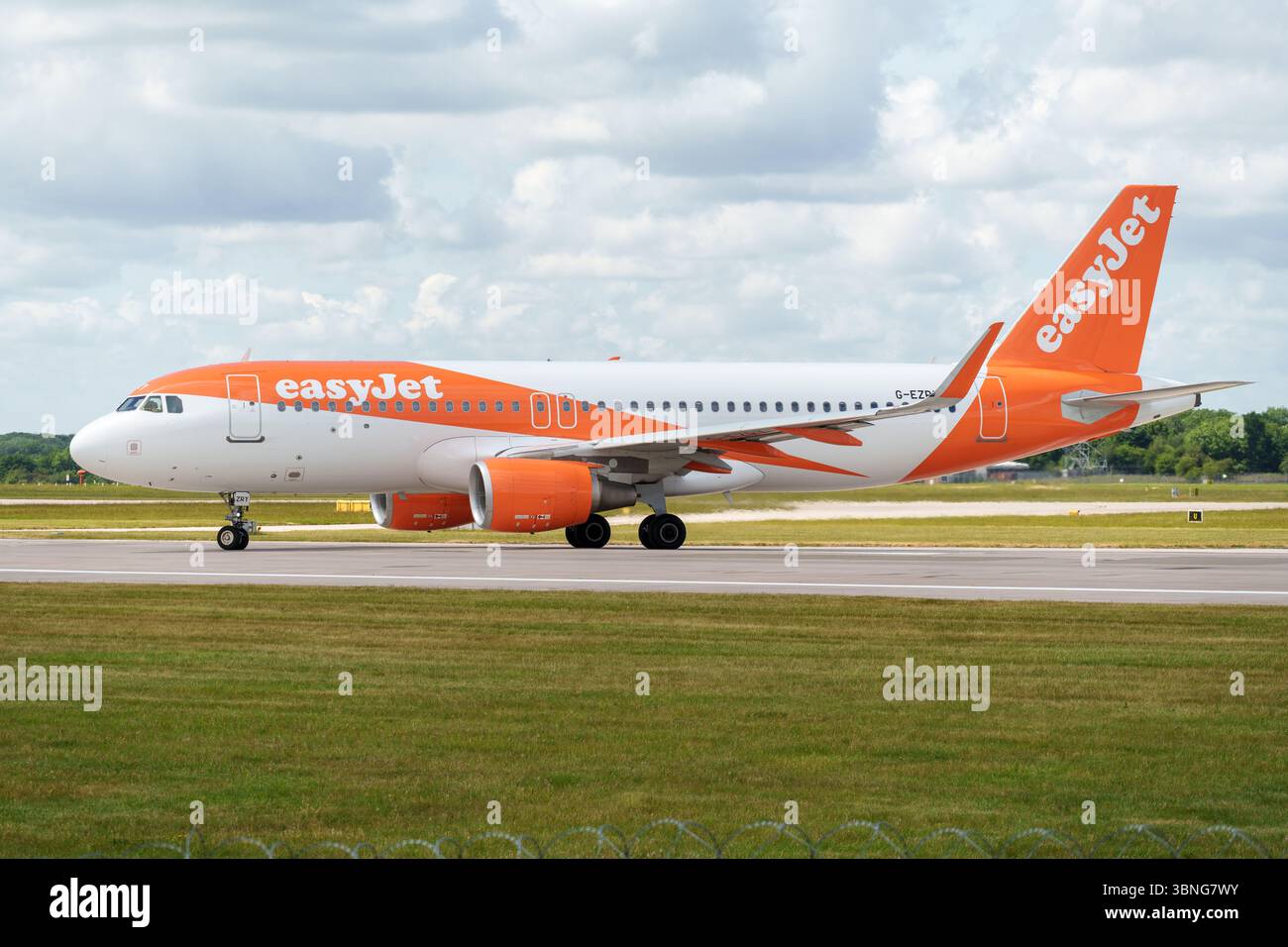 Easyjet Airbus a320 at Manchester international airport Stock Photo - Alamy
