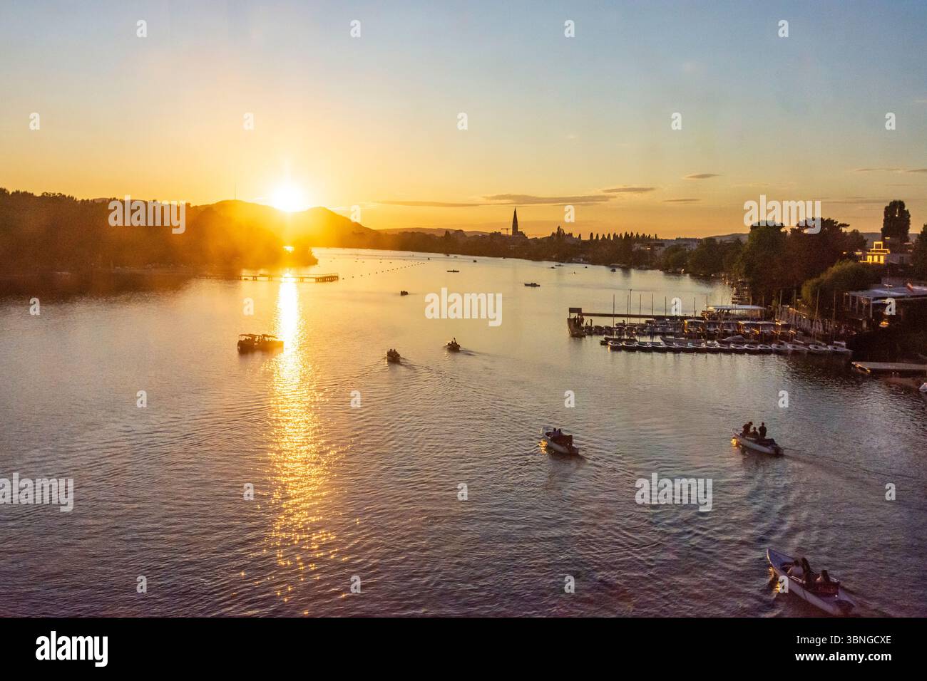 Vienna: oxbow lake Alte Donau (Old Danube) at sunset, boats, Hofbauer ...