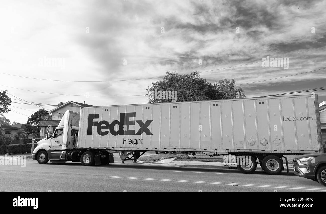 Fedex company logo on Black and White Stock Photos & Images - Alamy