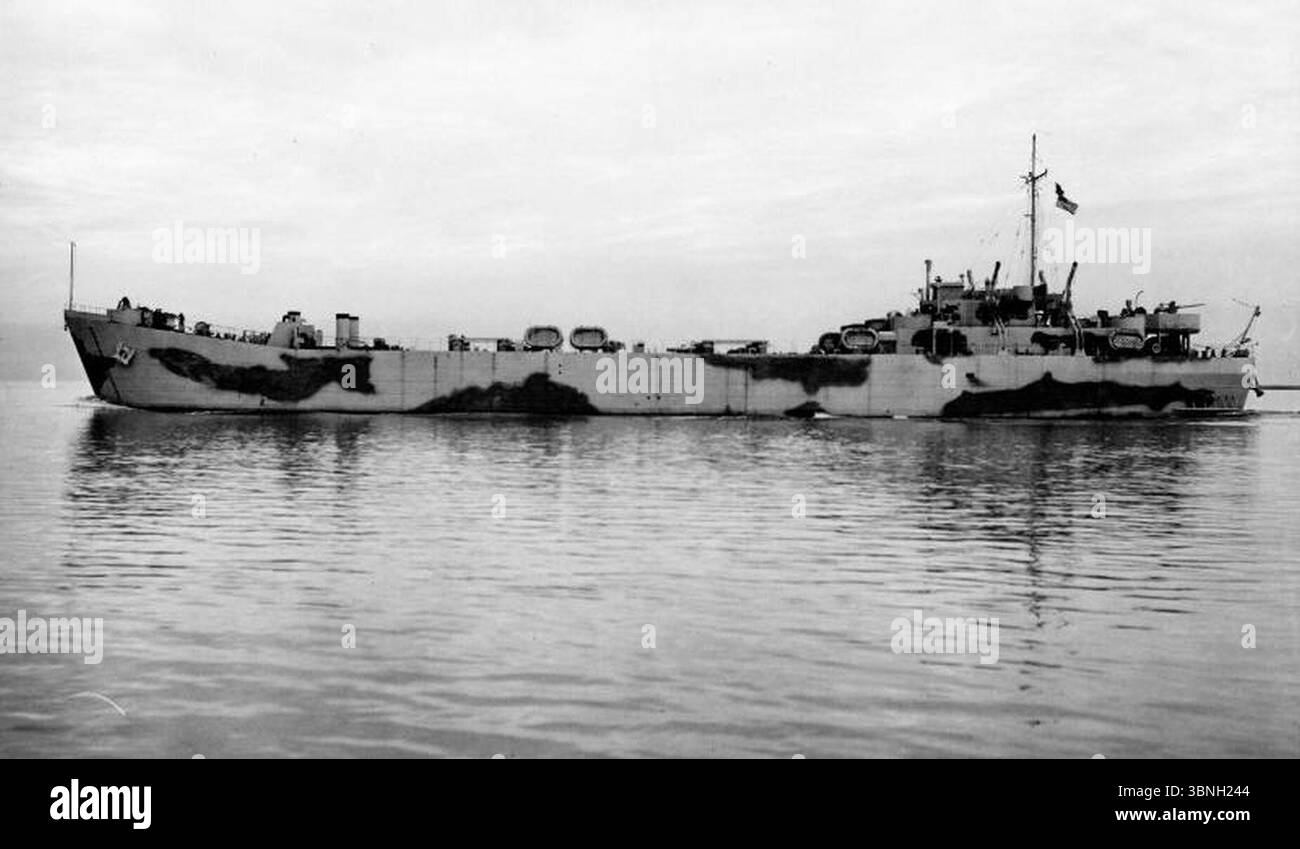 LST-455 departing the Mare Island Naval Shipyard, California (USA), 7 ...