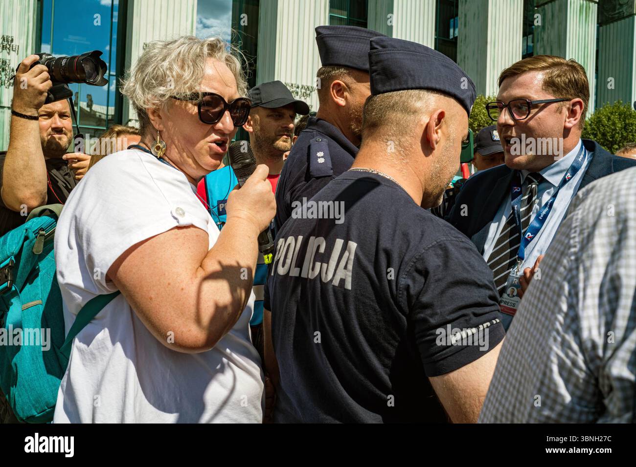Reporter from right wing hi-res stock photography and images - Alamy