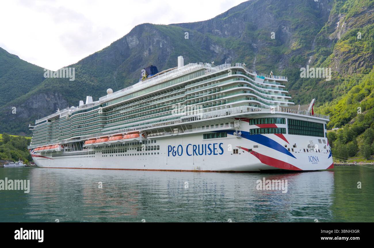 Full length starboard side shot of the P&O cruises IONA ship Stock ...