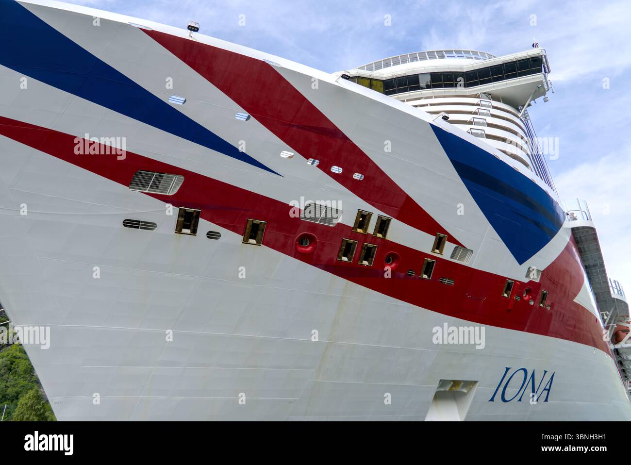 Starboard side shot of the P&O cruises IONA ship Stock Photo - Alamy