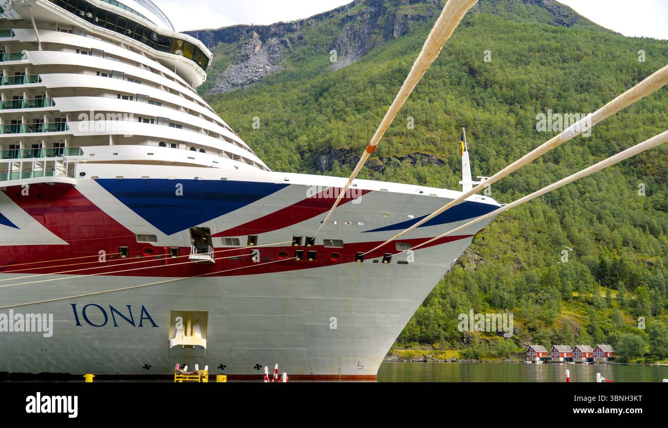 Mooring lines for the P&O cruises IONA ship Stock Photo - Alamy