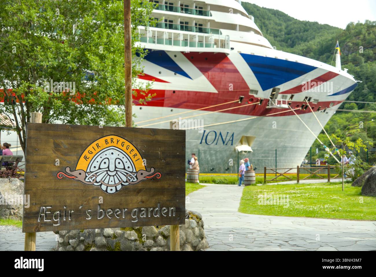 Mooring lines for the P&O cruises IONA ship Stock Photo - Alamy