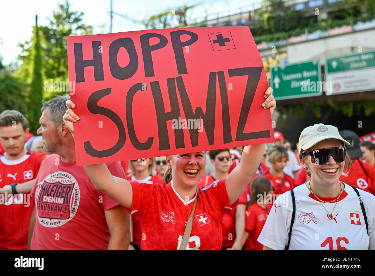 Fans mit Plakat Hopp Schwiz bei der Ankunft am Stadion. SUI, Schweiz ...