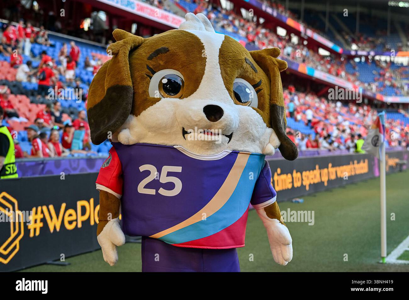 Das Maskottchen Maddli vor Spielbeginn in Basel SUI, Schweiz - Norwegen ...
