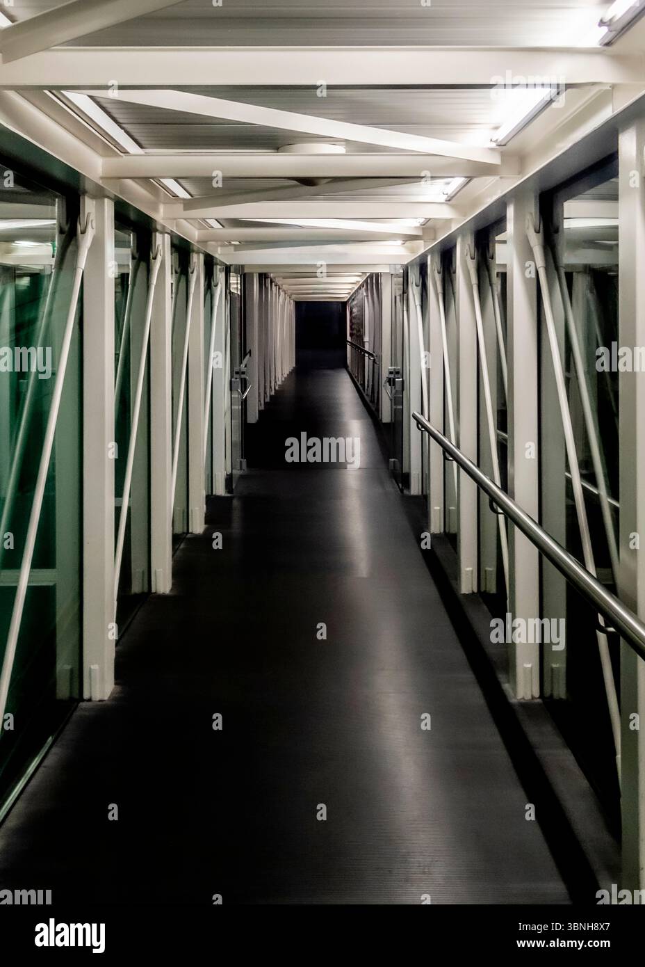 Empty well lit corridor hi-res stock photography and images - Alamy