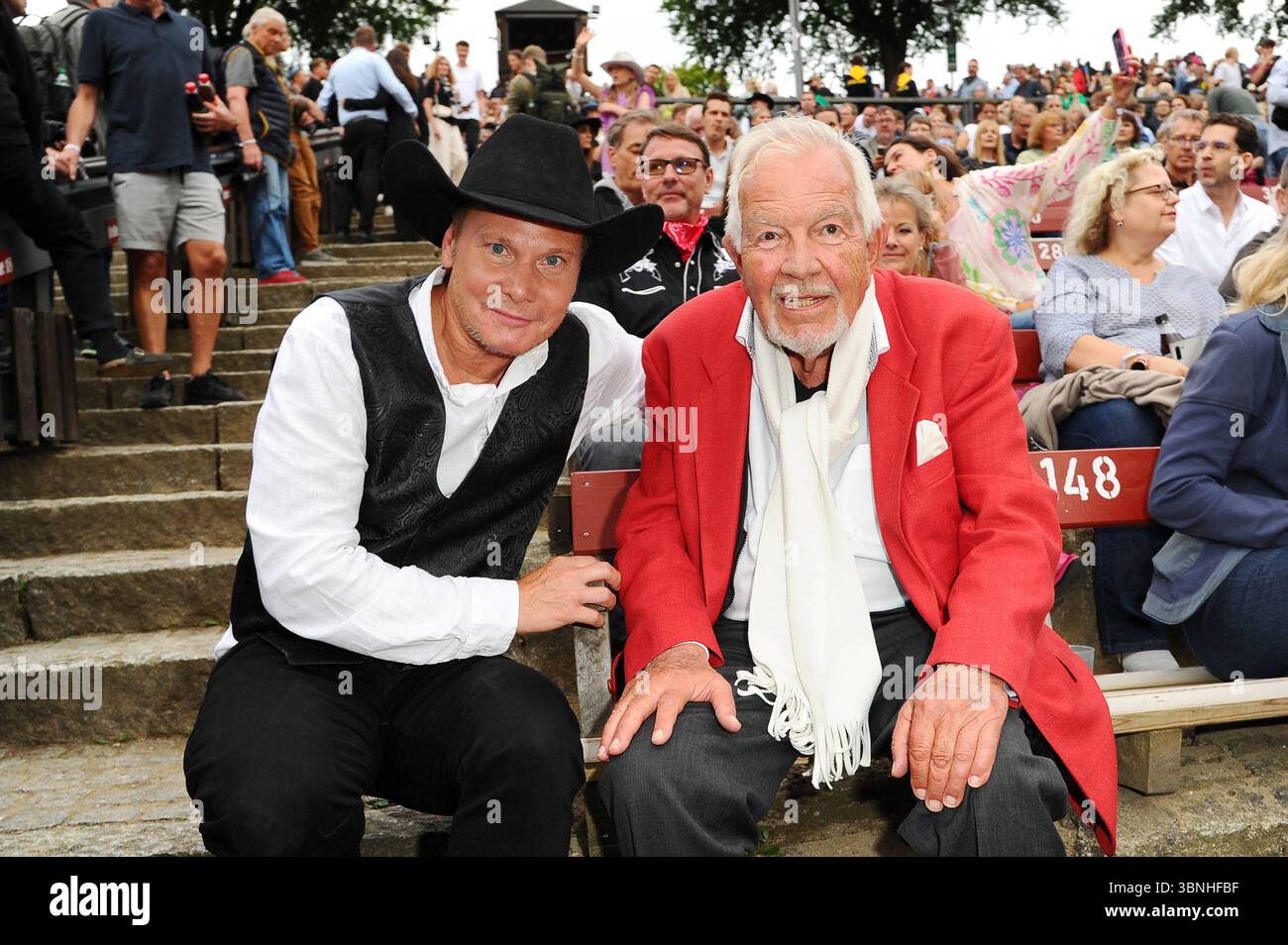 Fabian Harloff und Claus Wilcke. Premiere Karl May Halbblut am Kalkberg ...