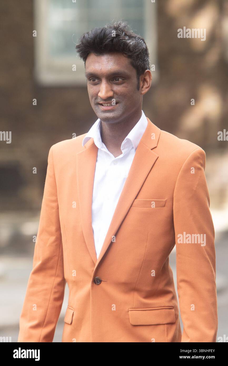 F1 presenter lawrence barretto hi-res stock photography and images - Alamy