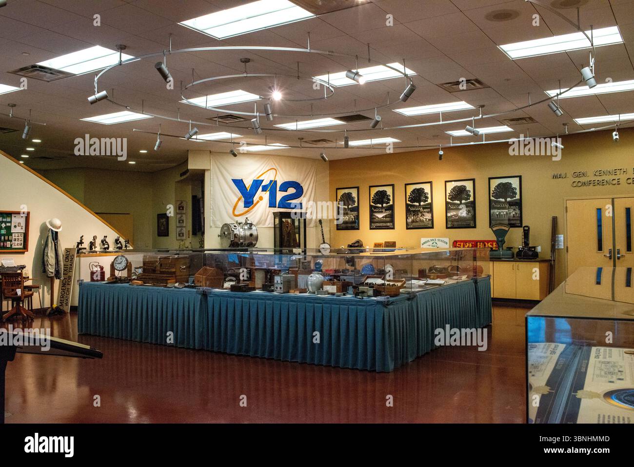 Doe bus tour hi-res stock photography and images - Alamy