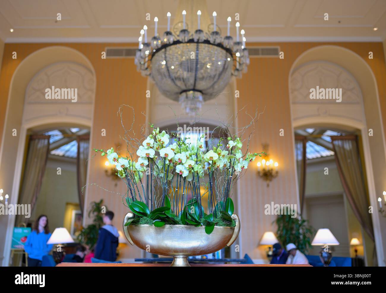 The iconic Mark Hopkins Intercontinental hotel with the Nob Hill Club ...