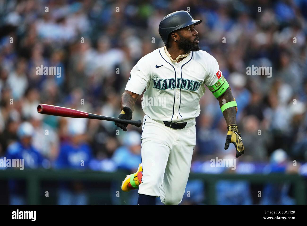 Seattle Mariners' Randy Arozarena watches his solo home run against the ...