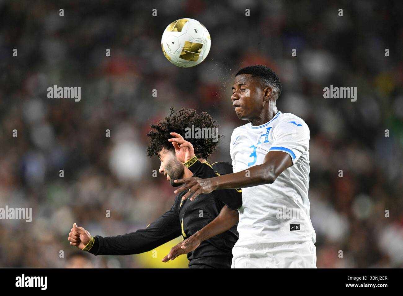 Honduras defender Julián Martinez (3) heads the ball against Mexico ...