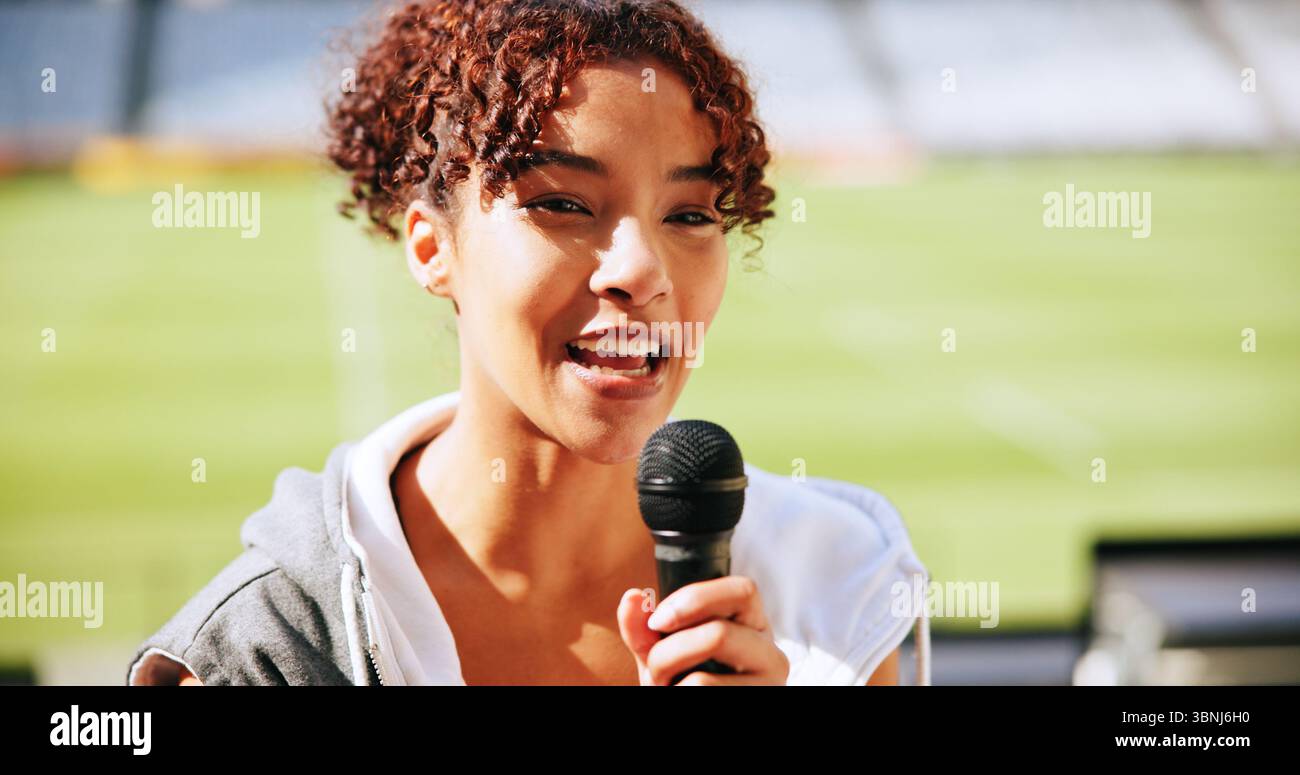 Female reporter live stadium hi-res stock photography and images - Alamy