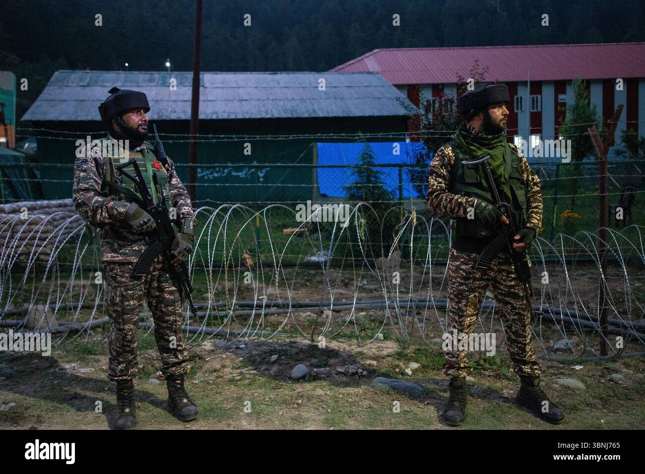 Indian paramilitary troopers stand on alert as Hindu pilgrims leave ...