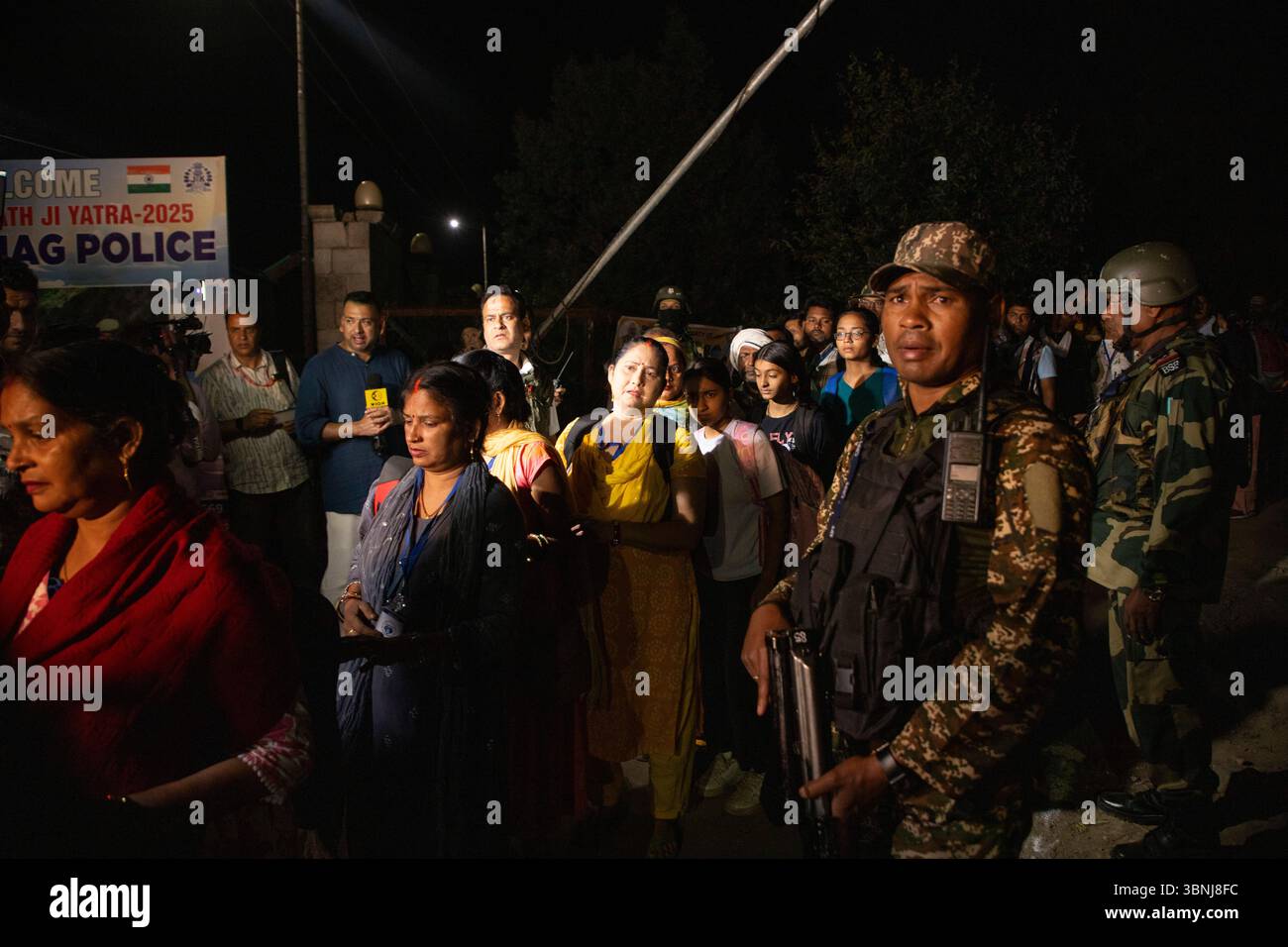 Indian paramilitary trooper guards as Hindu pilgrims leave base camp ...