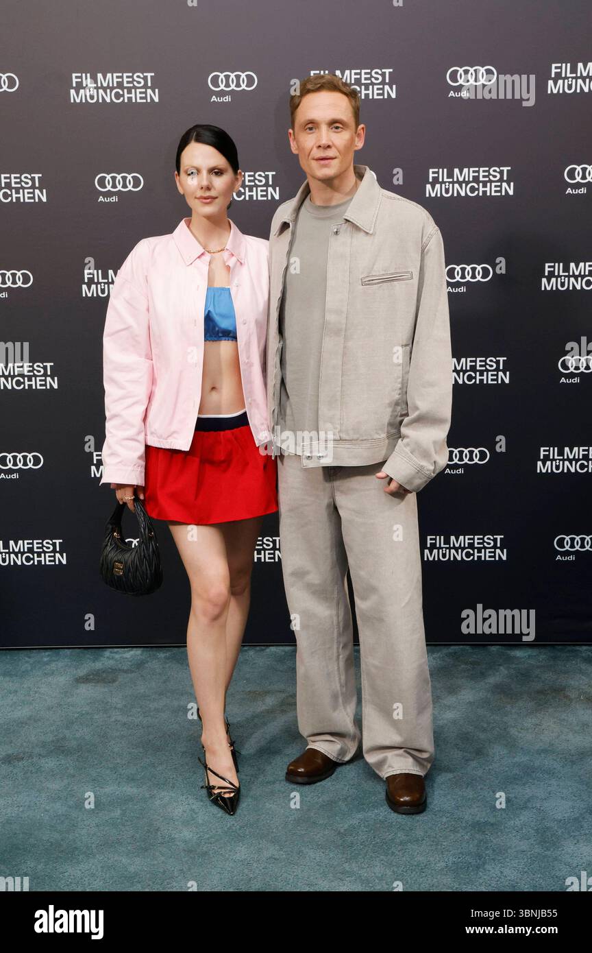 Ruby O. Fee und Matthias Schweighöfer bei der Premiere des Netflix ...