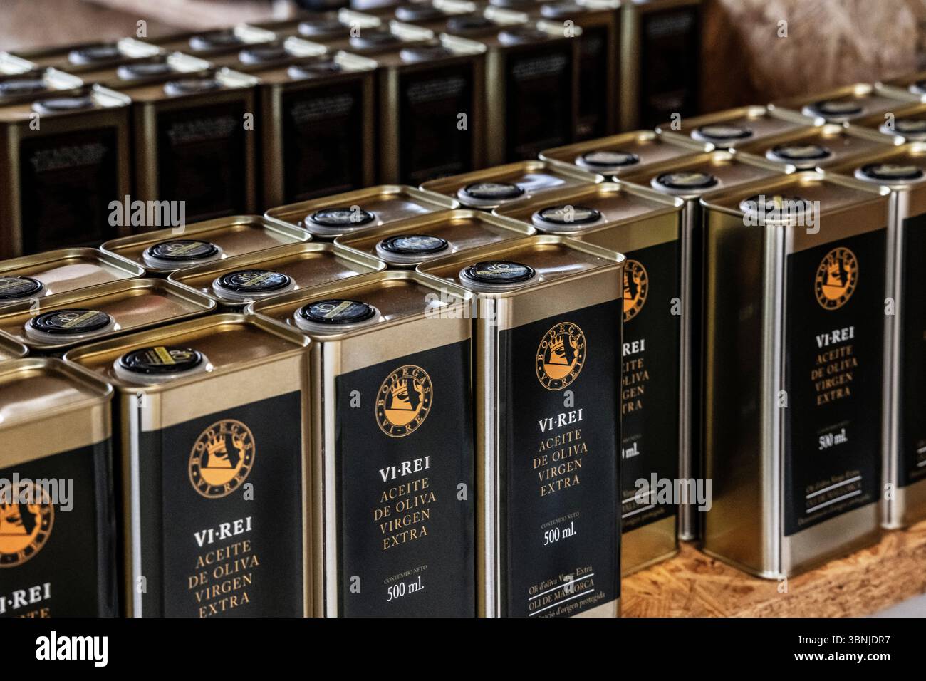 Tins of Mallorcan extra virgin olive oil, Bodegas Vi Rei, Llucmajor ...
