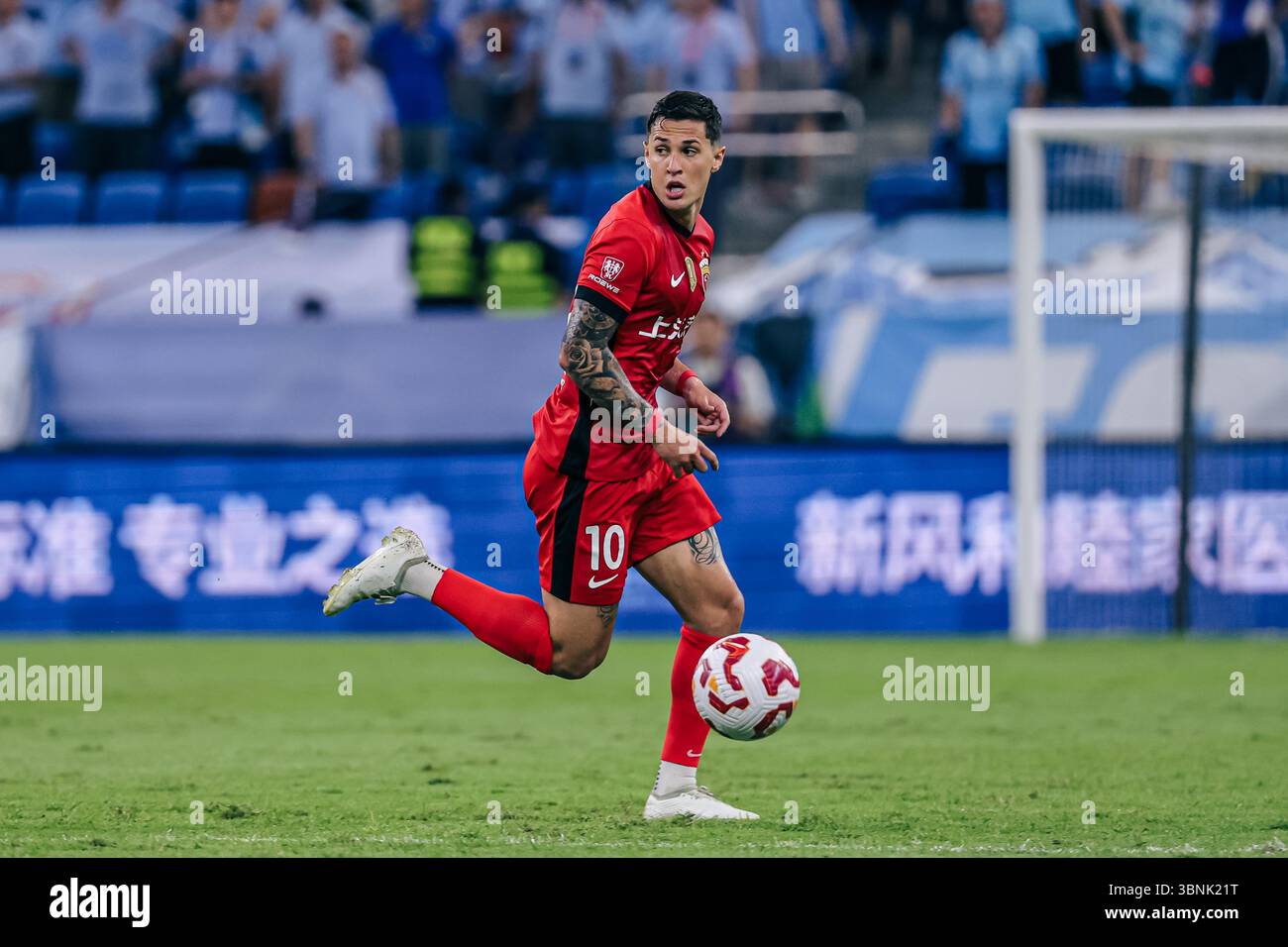 Shanghai Port Football Club defeated Shenzhen Peng City Football Club ...