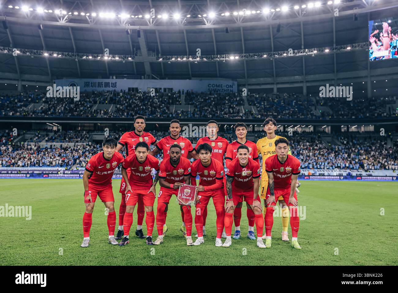 Shanghai Port Football Club defeated Shenzhen Peng City Football Club ...