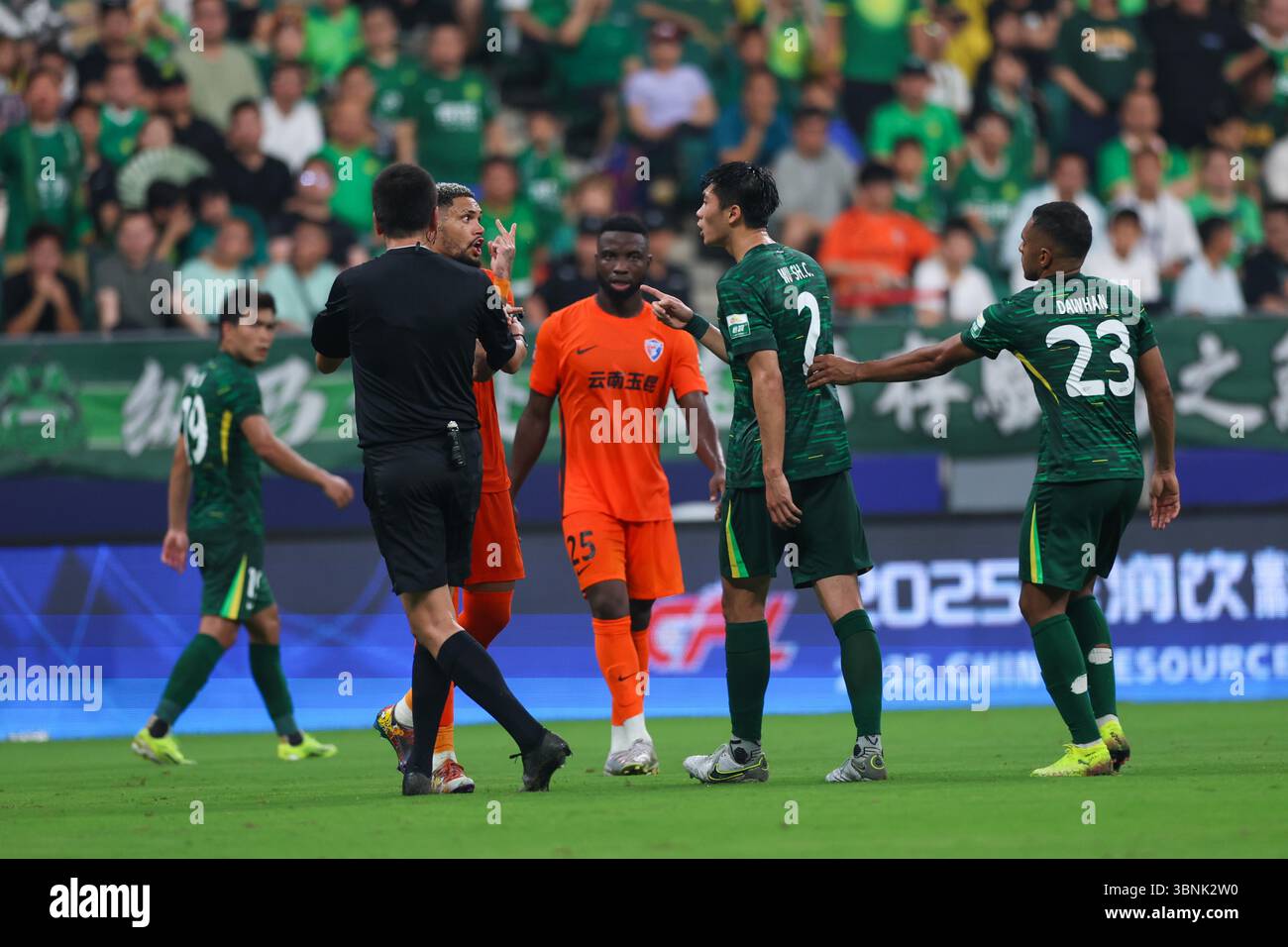 Beijing Guoan Football Club defeated Yunnan Yukun Football Club with 2 ...