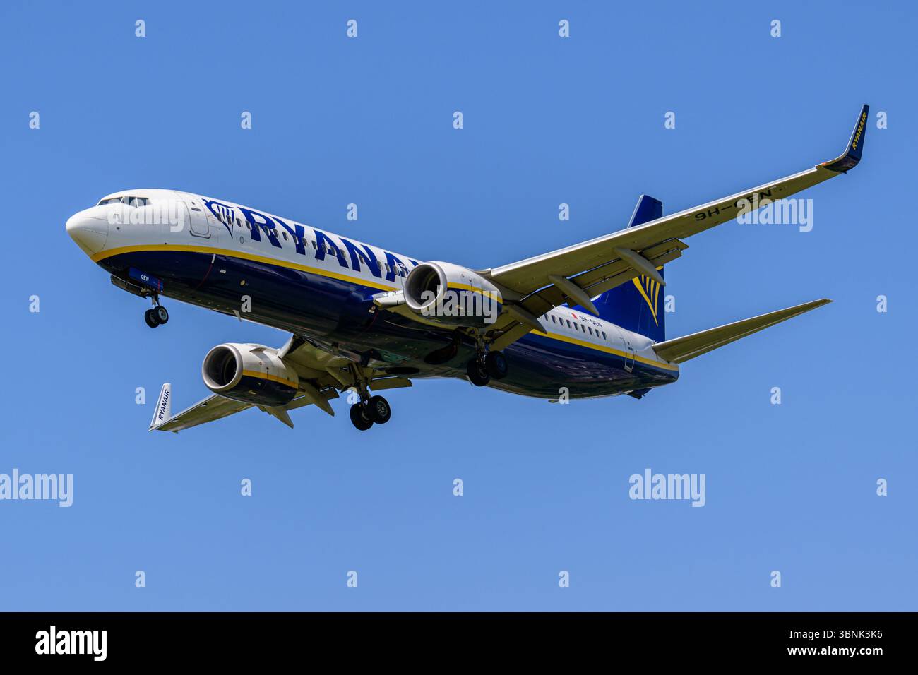 Ryanair Boeing 737-800 9H-QEN landing on runway 15 at Birmingham ...