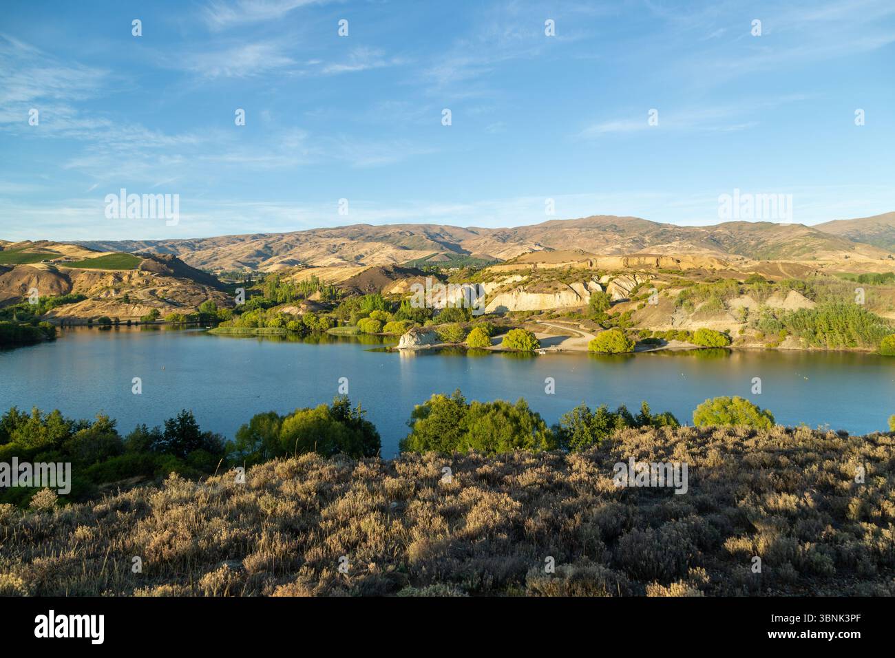 Lake Dunstan Trail along the Kawarau river reservoir near Cromwell ...
