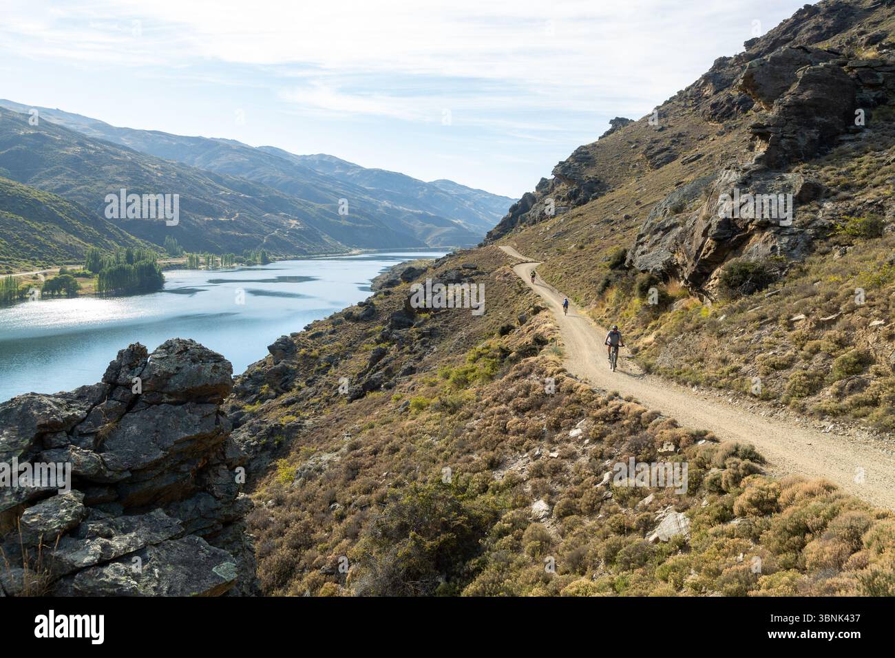 The Lake Dunstan Trail between Cromwell and Clyde along Lake Dunstan ...