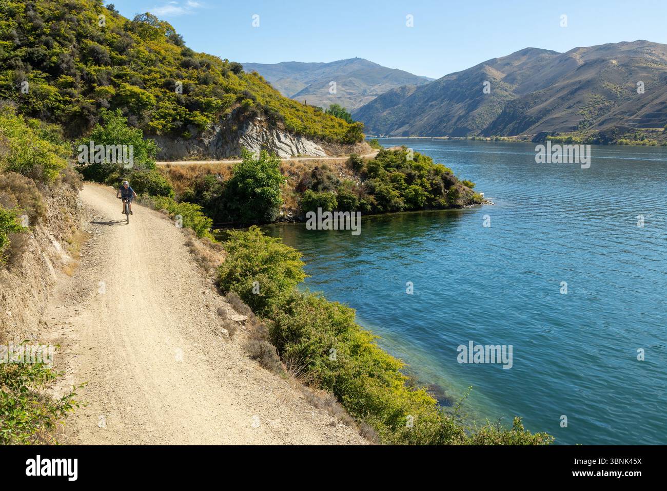Lake dunstan trail new zealand bike hi-res stock photography and images ...