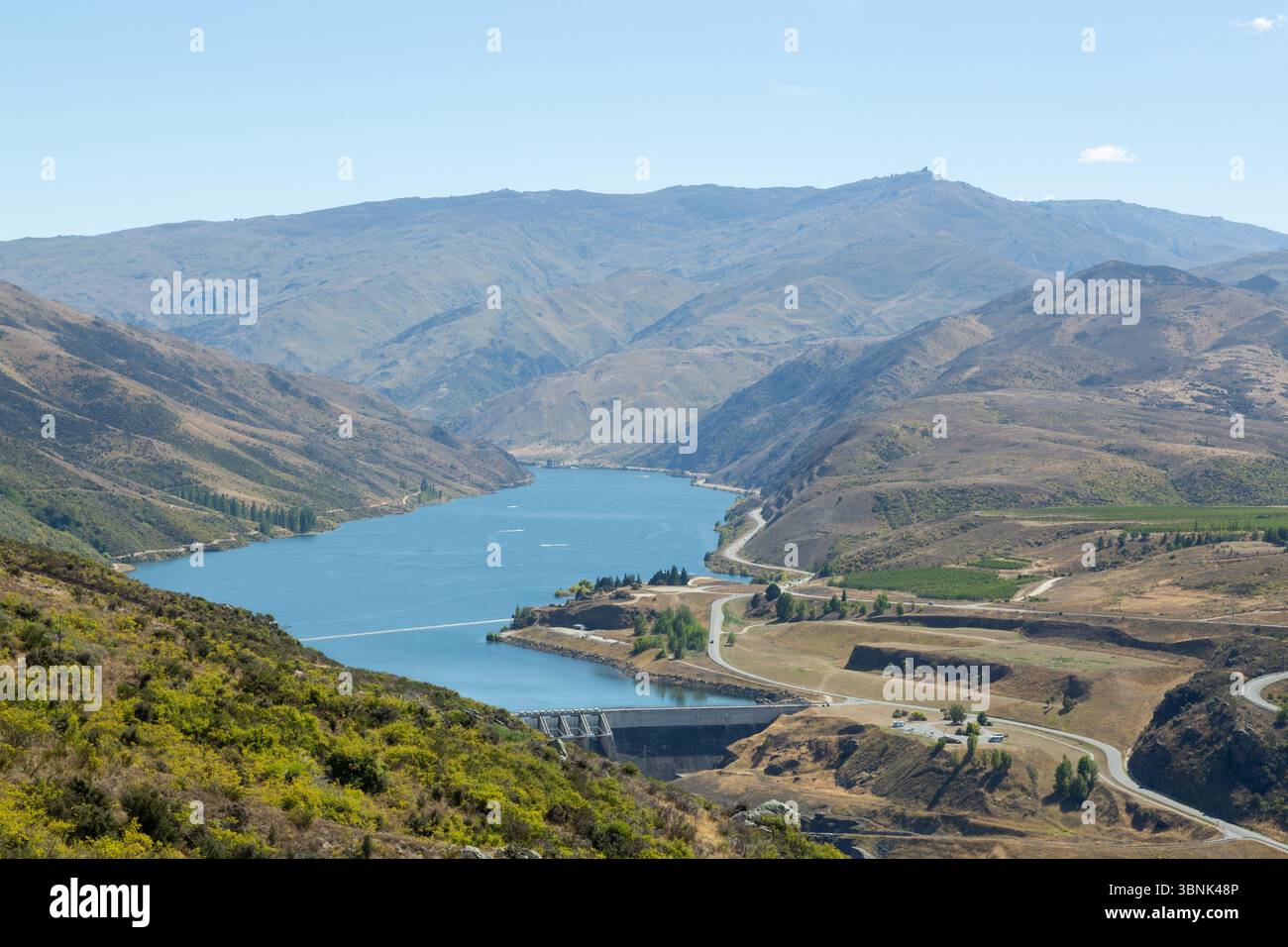 The Clyde Dam, New Zealand's second-largest hydroelectric dam, Lake ...