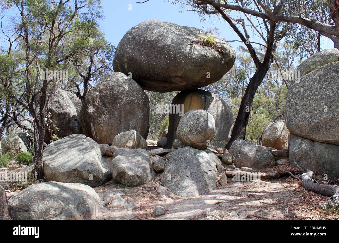 Granite Arch boulders rocks at Girraween National Park in Queensland ...