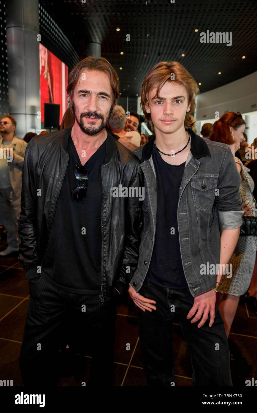 Thomas Hayo und Sohn Tim Hayo zu Gast auf der Fashion Show von Kilan ...