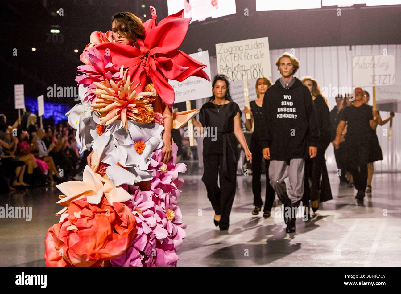 Models auf dem Catwalk mit Protest Schildern Killian Kerner zu Gast auf ...