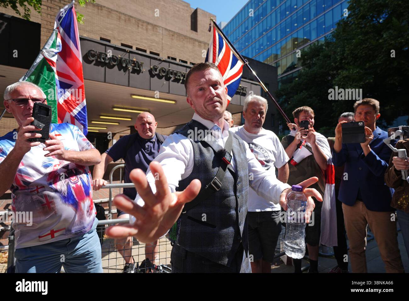 Tommy robinson leaves southwark crown hi-res stock photography and ...