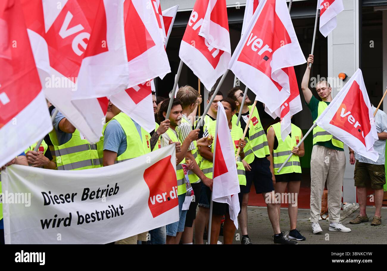 Reutlingen, Germany. 03rd July, 2025. Employees of the German Red Cross ...