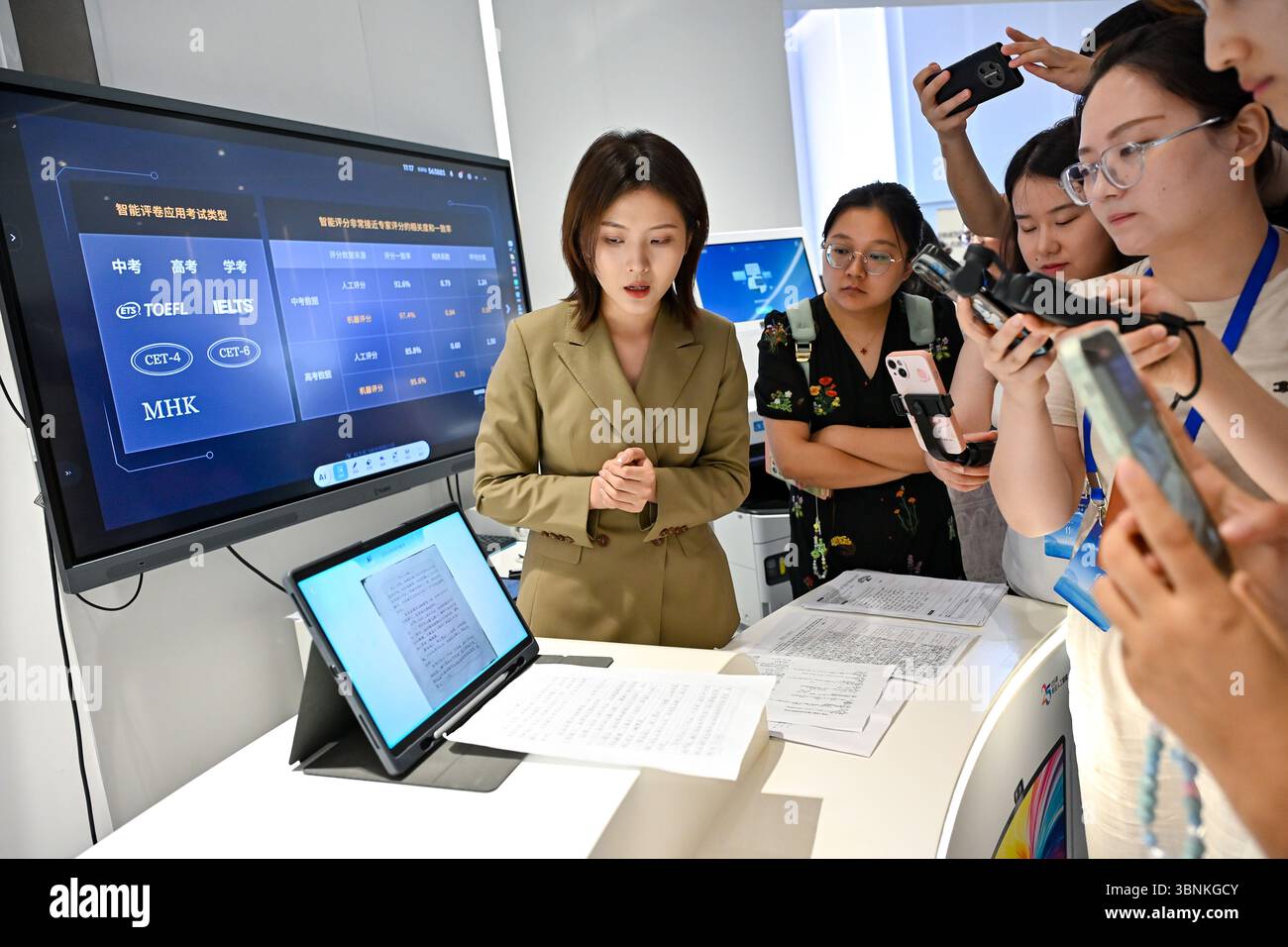 (250703) -- HEFEI, July 3, 2025 (Xinhua) -- A staff member introduces ...