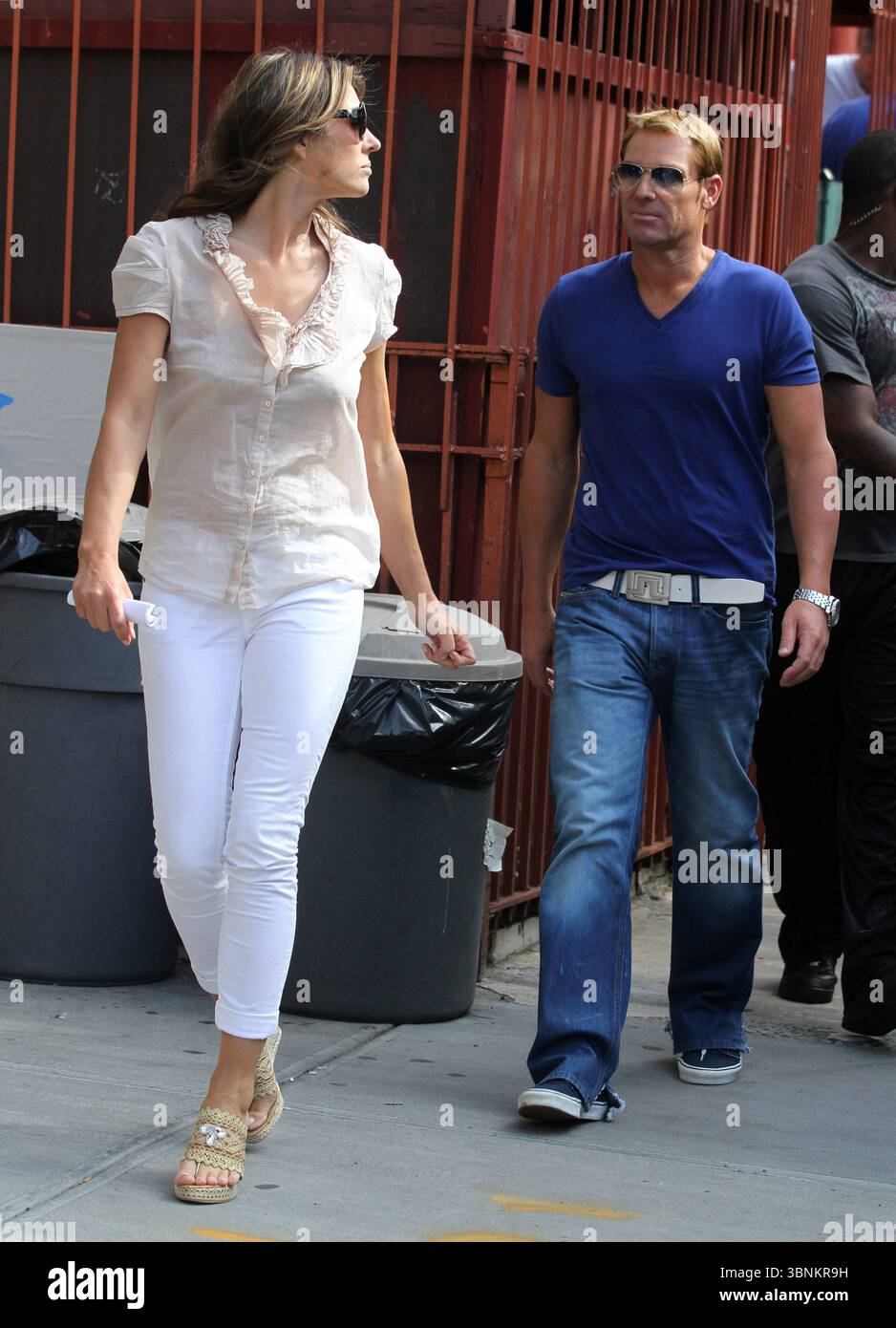 Liz Hurley and Shane Warne on the set of Gossip Girl in New York City ...