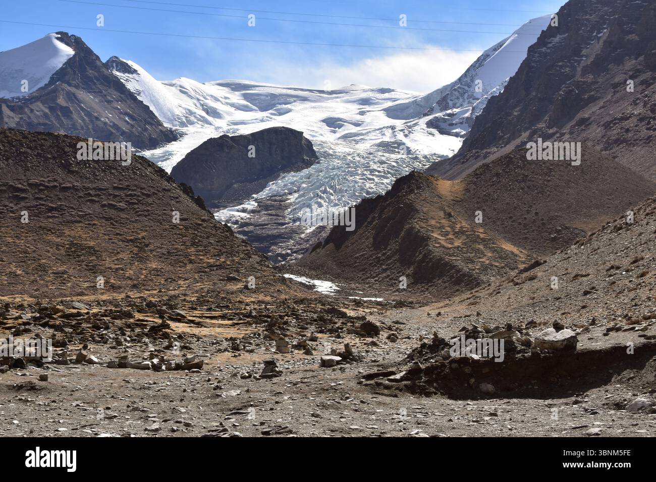 Glacier in between mountains hi-res stock photography and images - Alamy
