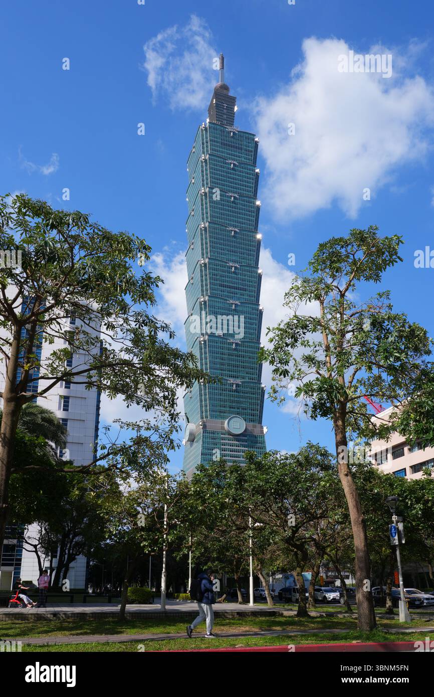 TAIPEI, TAIWAN -13 JAN 2025- View of Taipei 101, the tallest green ...