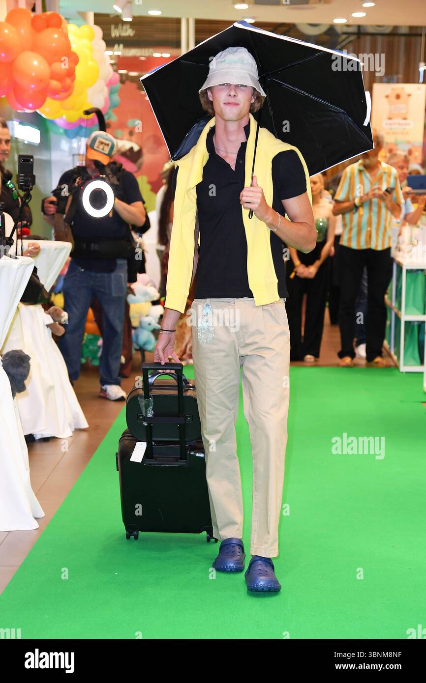 Moritz Rüdiger beim WALK of Mumuso in der Mall of Berlin im Rahmen der ...