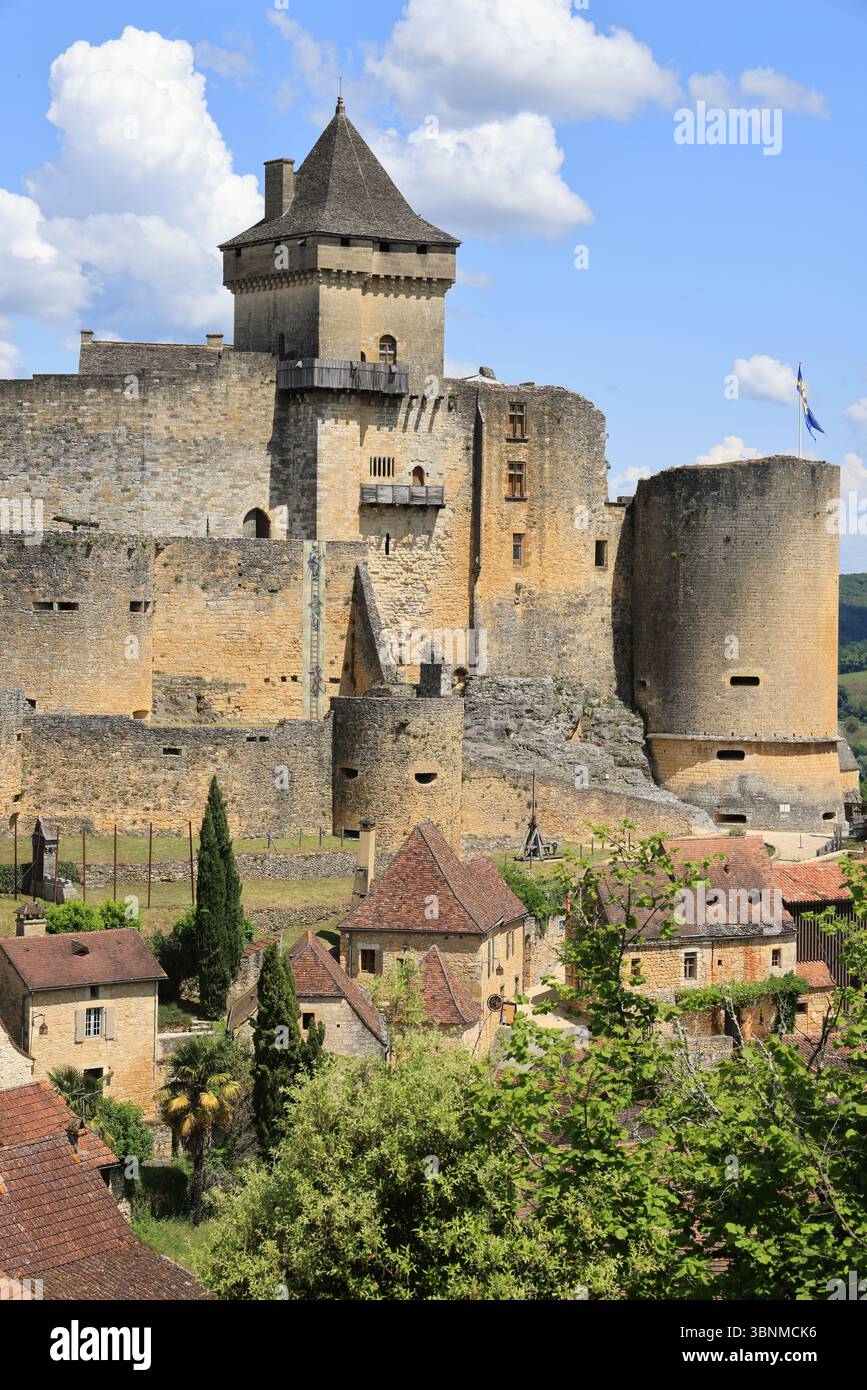 The fortified castle of Castelnaud, Museum of War in the Middle Ages ...