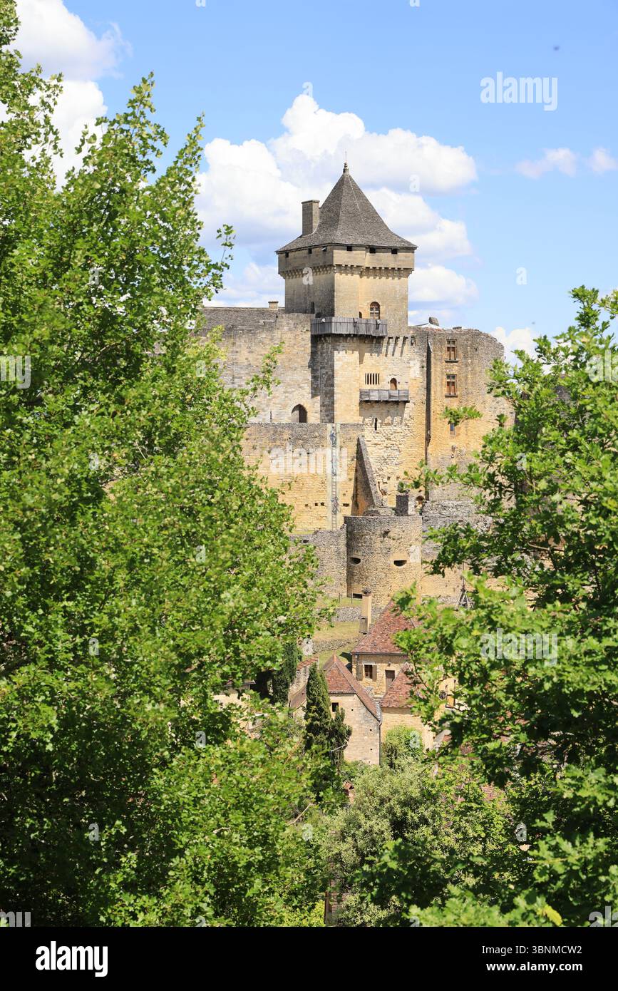 The fortified castle of Castelnaud, Museum of War in the Middle Ages ...