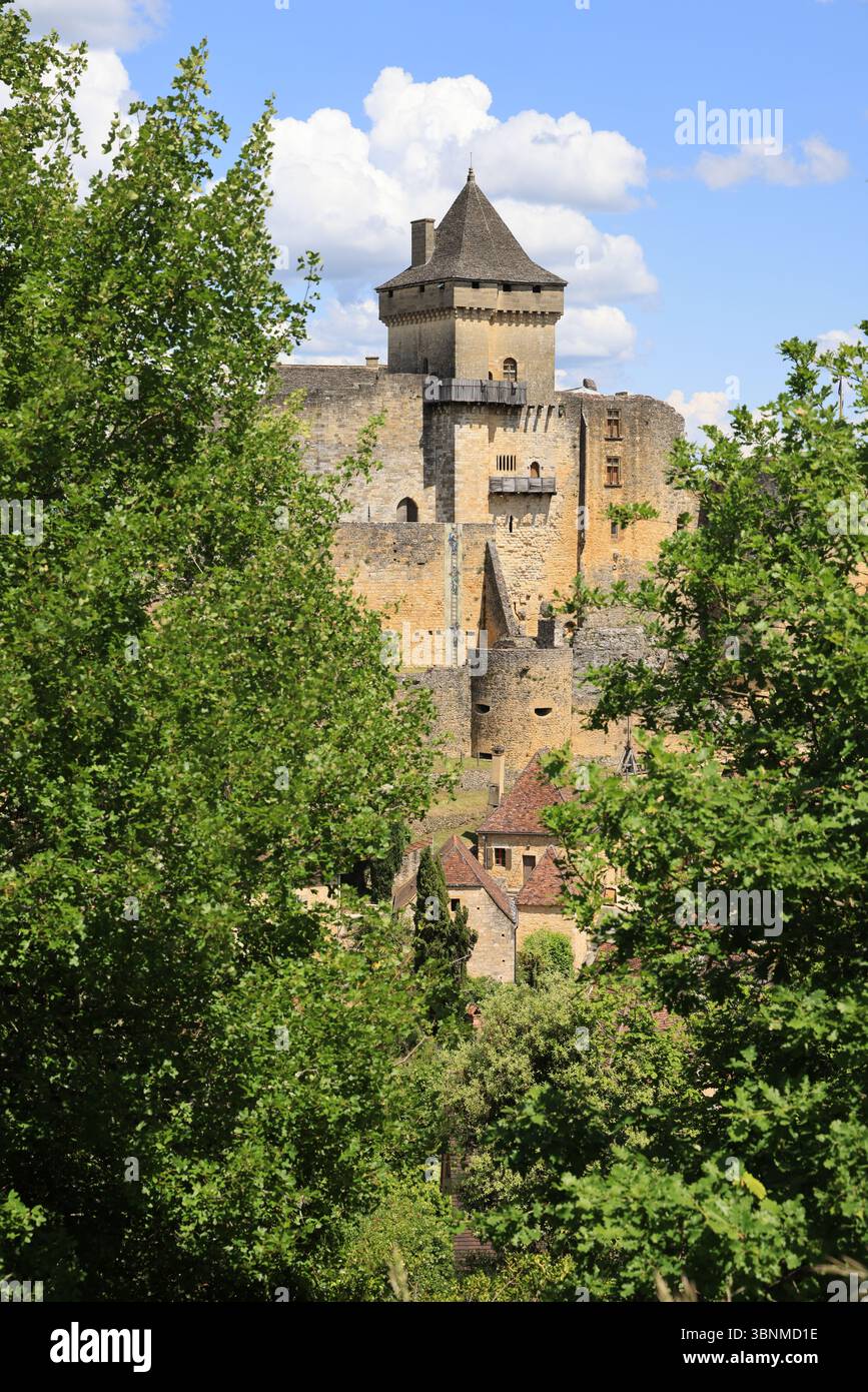 The fortified castle of Castelnaud, Museum of War in the Middle Ages ...